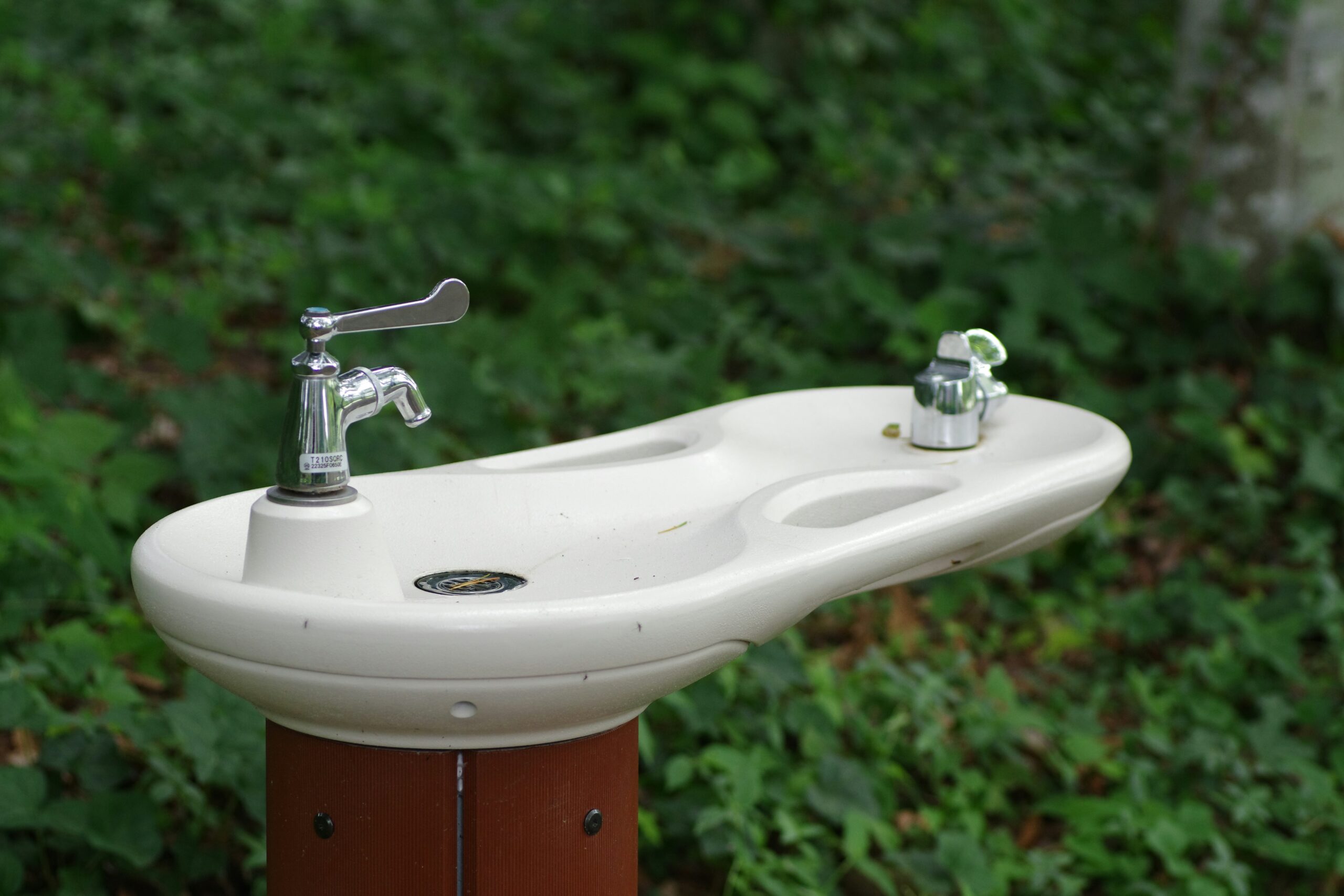 Lavabo encastré vs lavabo à poser : lequel choisir ? - Mali Confort